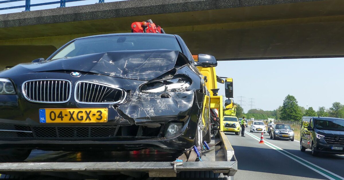 Twee auto's botsen op elkaar op N35 bij Enschede | Enschede | AD.nl