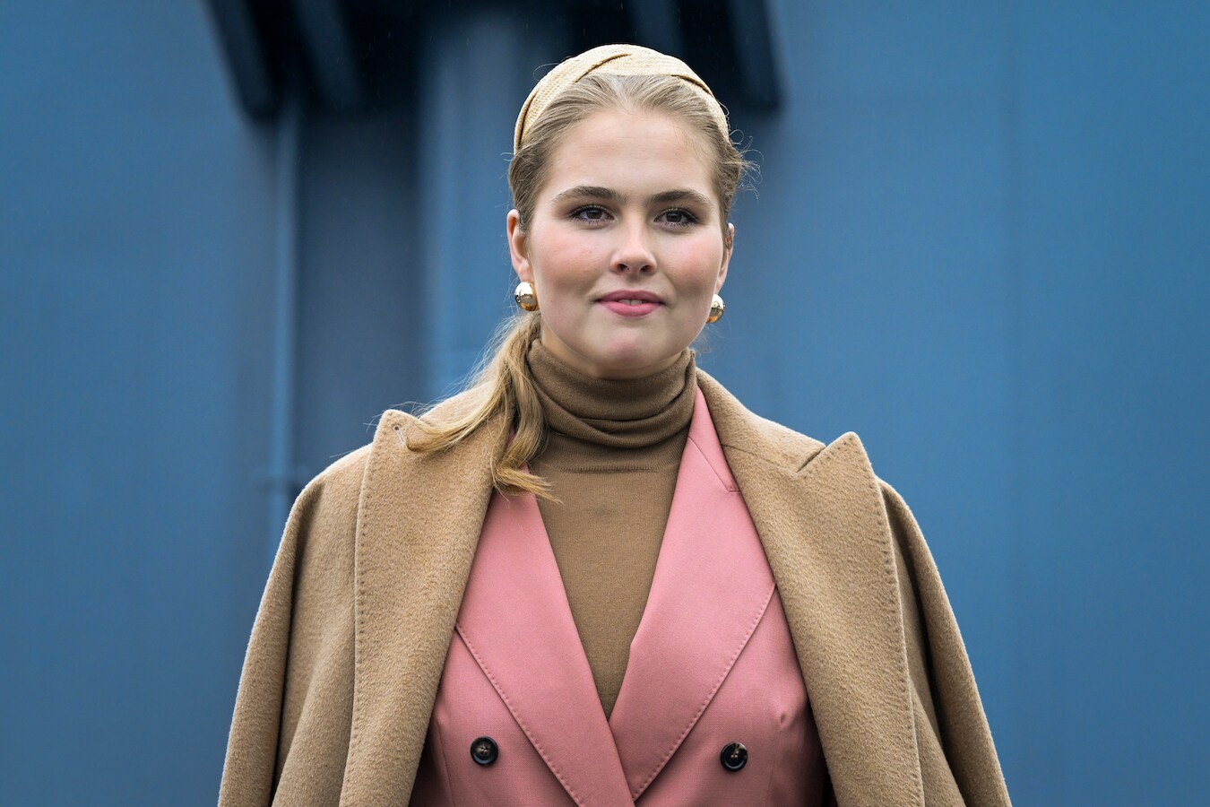 Prinses Amalia straalt in jas van moeder bij eerste soloklus en grapt ...