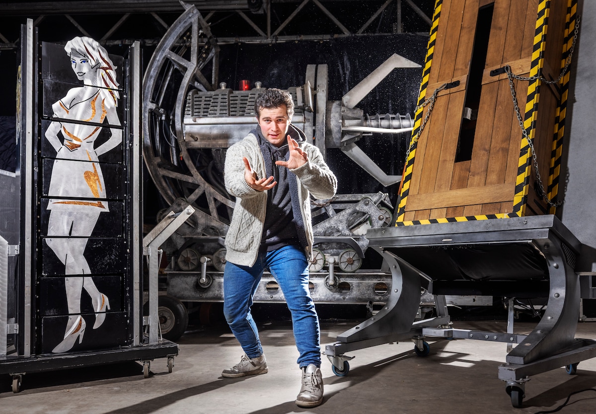 Illusionist Alfredo (23) houdt van extreme stunts: ‘Bij het ontsnappen ...