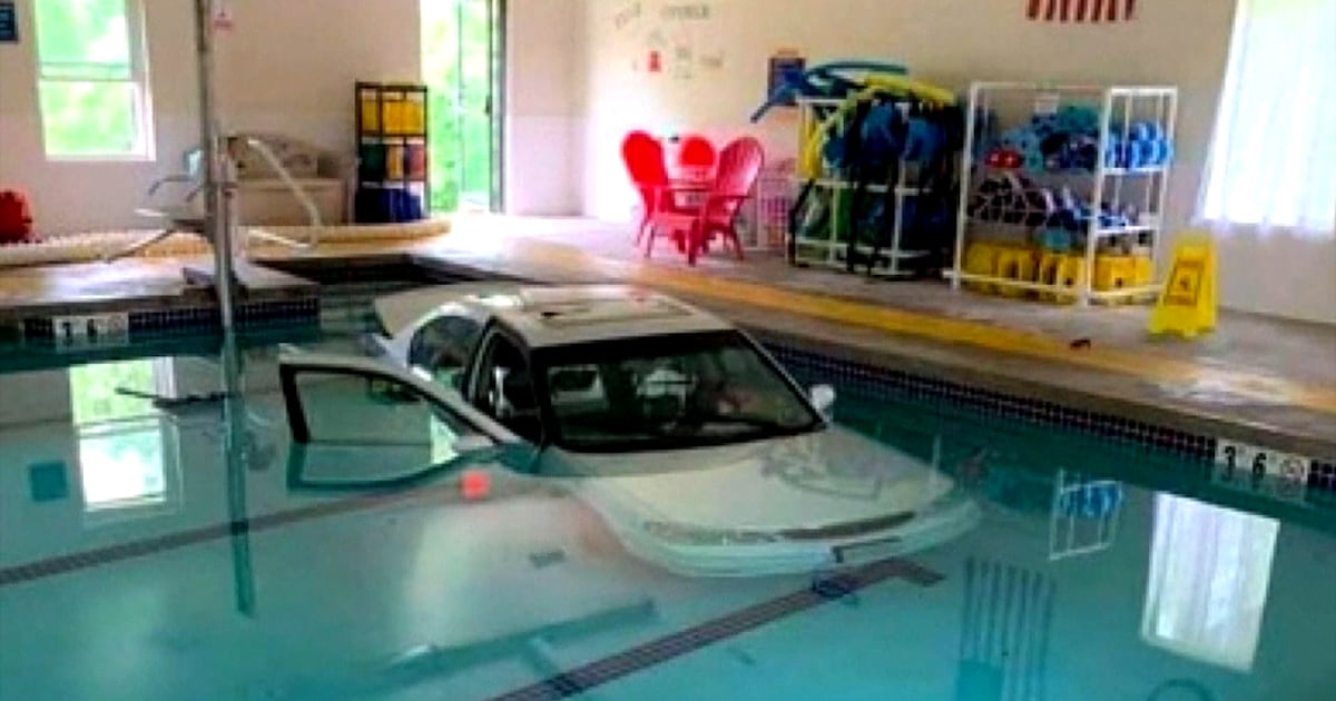 Amerikaanse (93) belandt met auto in zwembad op weg naar aquagym | Auto ...