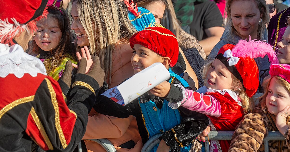 Pakjesboot aangemeerd: Sinterklaas zet voet aan wal in Bergen op Zoom ...