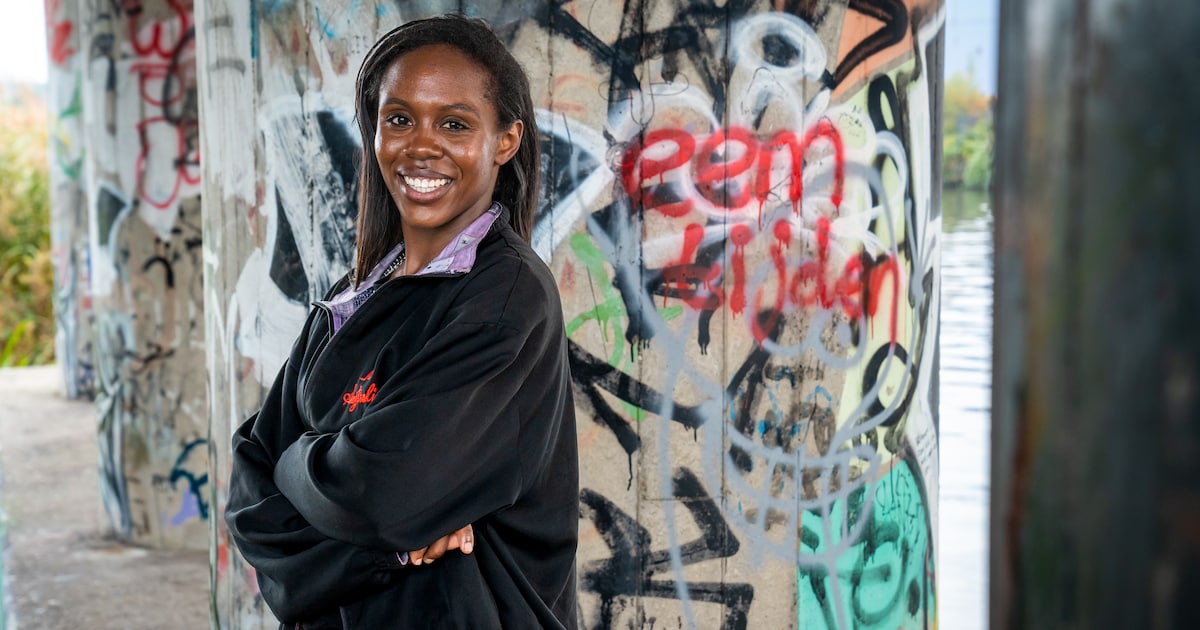 Doordeweeks voor de klas, in het weekend gaat Venus los als gabber ...