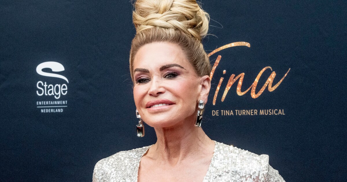 Connie flaneert in kittig paaspakje en Ruud staat met de mond vol tanden na vraag over trouwen ...