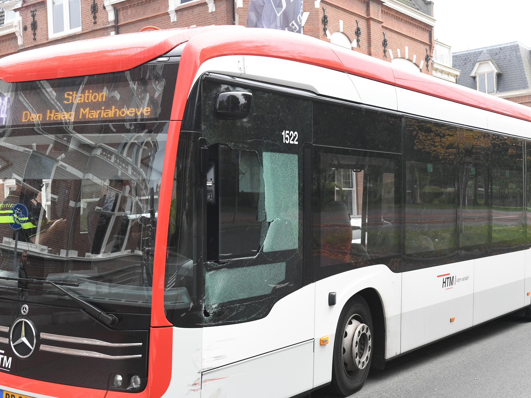 37 mensen opgepakt bij rellen in Den Haag, vier agenten en zeven ...