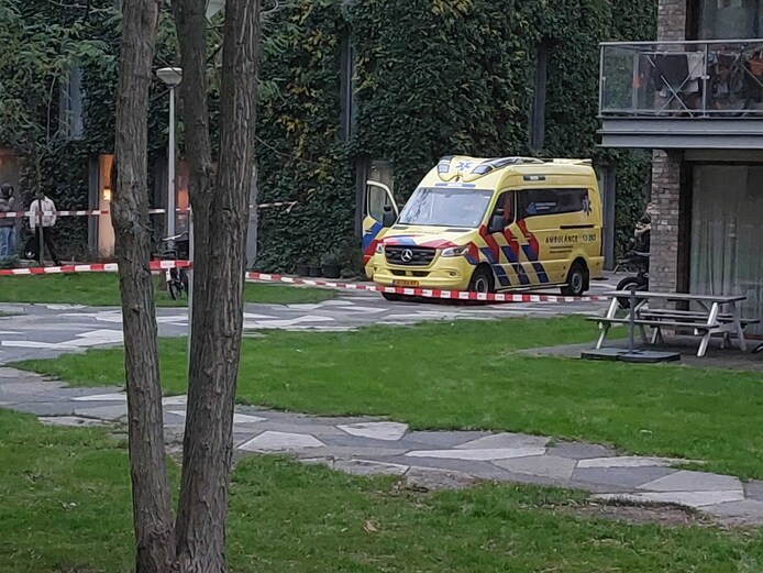 Politie schiet verwarde vrouw in haar been in Amsterdam-Centrum ...
