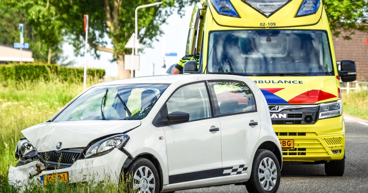 Automobilist botst tegen boom in Britsum, bestuurder naar ziekenhuis ...