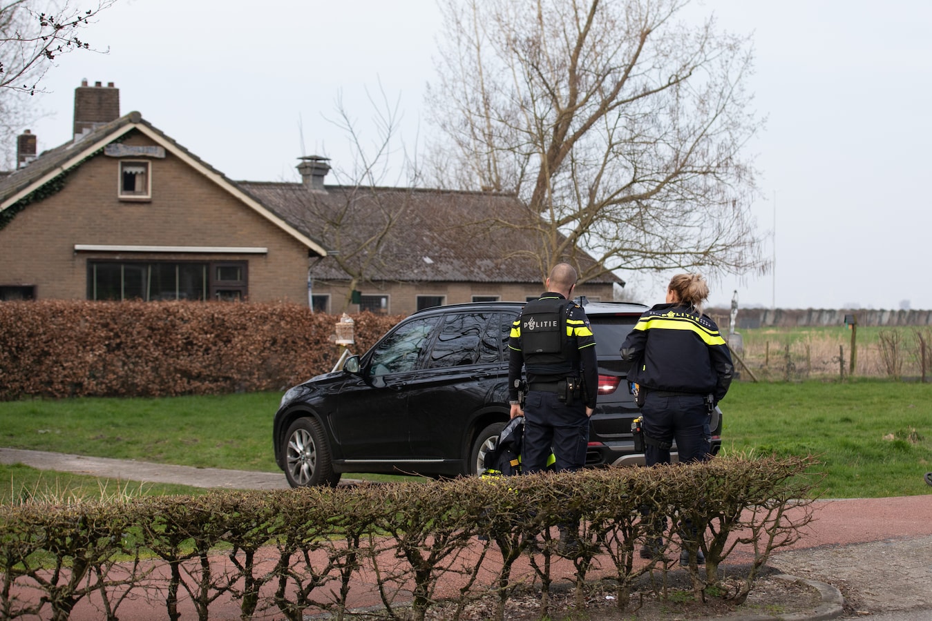 Arrestatieteam en politie met kogelwerende vesten doen inval: luchtbuks ...