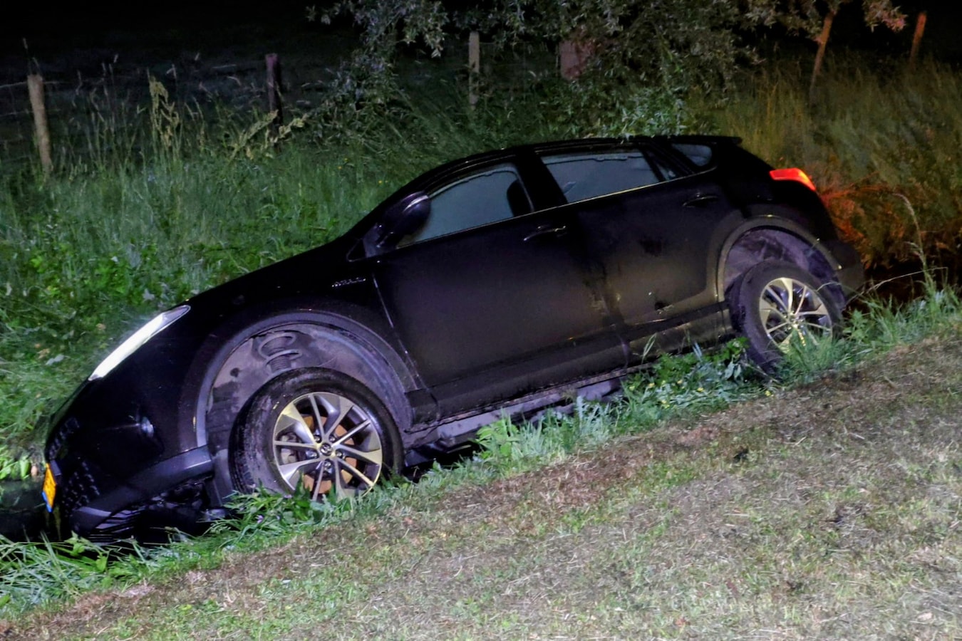Auto komt zijwaarts in sloot terecht in Eck en Wiel | Foto | AD.nl