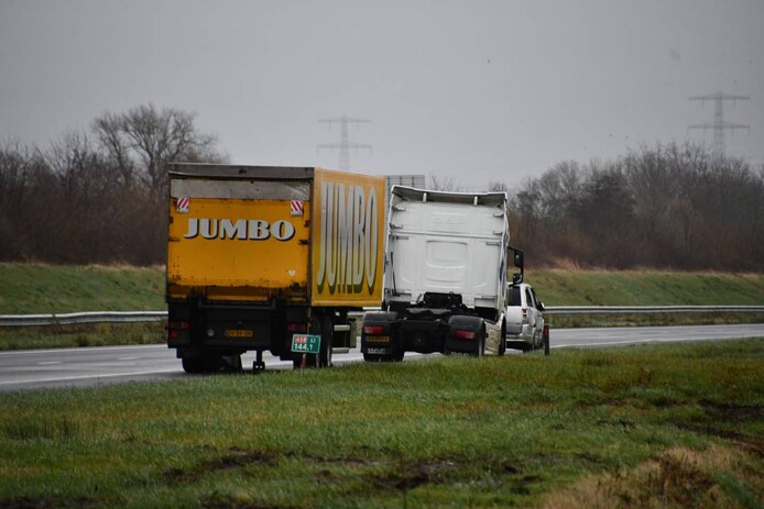 Gewonde bij ongeval op A58 met auto’s en vrachtwagen, weg na uren weer open | Kapelle | AD.nl