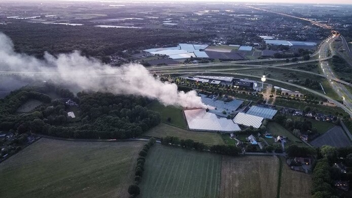 Brand in grote leegstaande kas in Breda onder controle | Breda | AD.nl