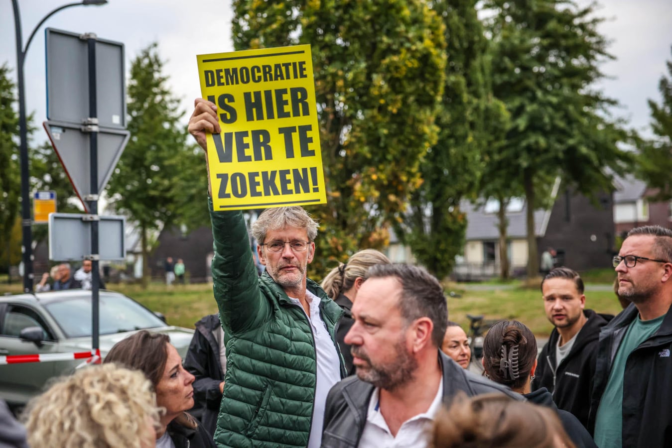 Honderden mensen protesteren tegen azc in Amersfoortse wijk Vathorst ...