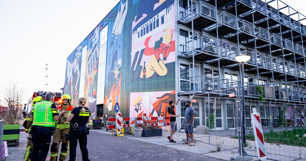 Brand na explosie bij woning aan Olivier van Noortlaan, omwonenden hoorden ‘harde knal ...