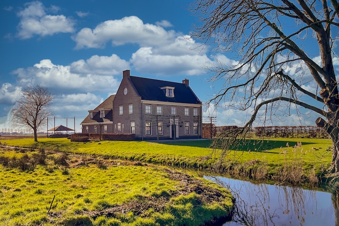 14 kamers, 4 badkamers en 4 woonlagen: dit riante landhuis staat te ...