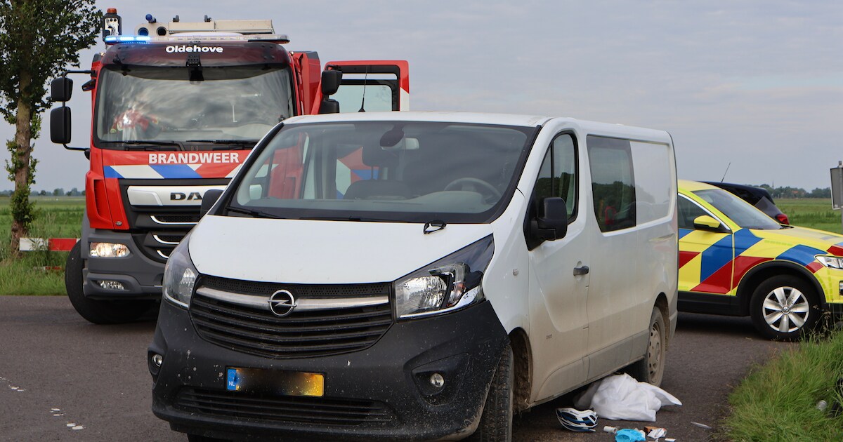 Wielrenner in botsing met bestelbus aan de Pamaweg in Kommerzijl | 112 nieuws Westerkwartier | AD.nl