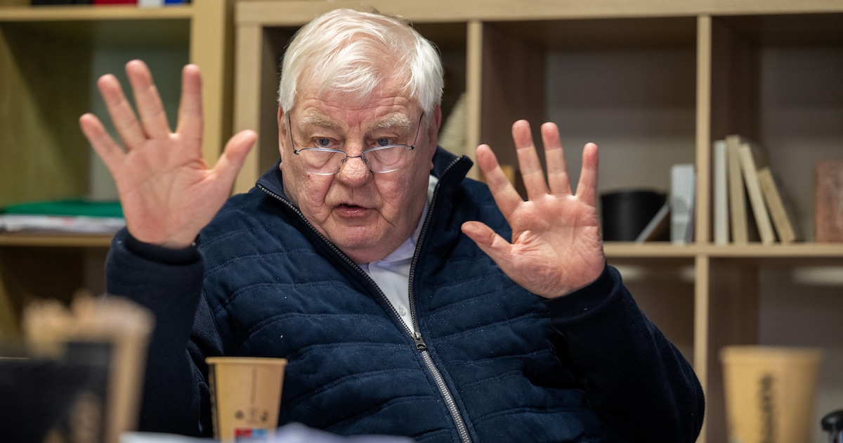 Hennie van der Most zit er verslagen bij, nu veilingmeester rondleiding ...