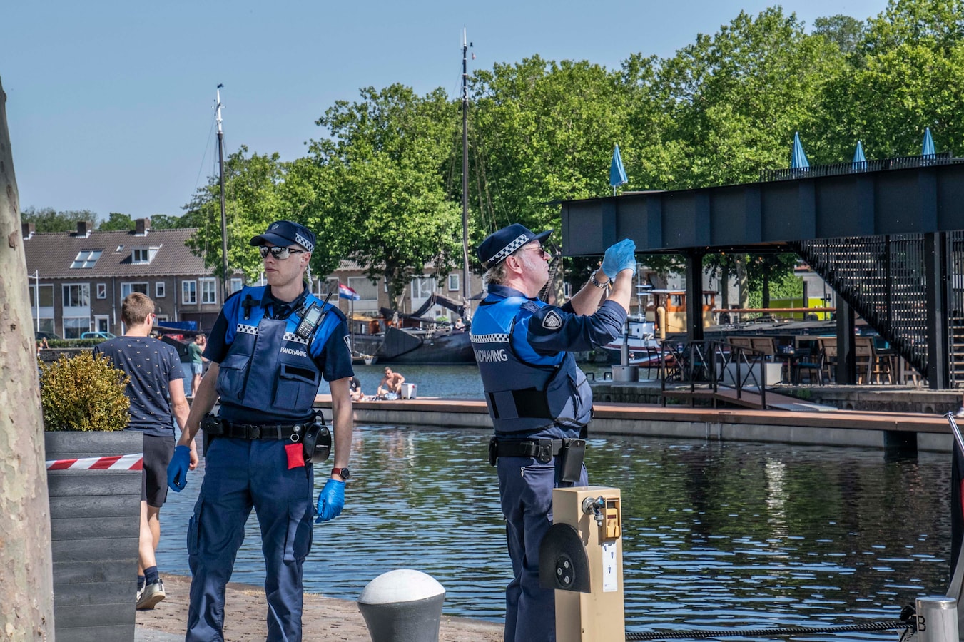 Tilburgse boa’s met bodycams en handboeien de straat op na toename van ...