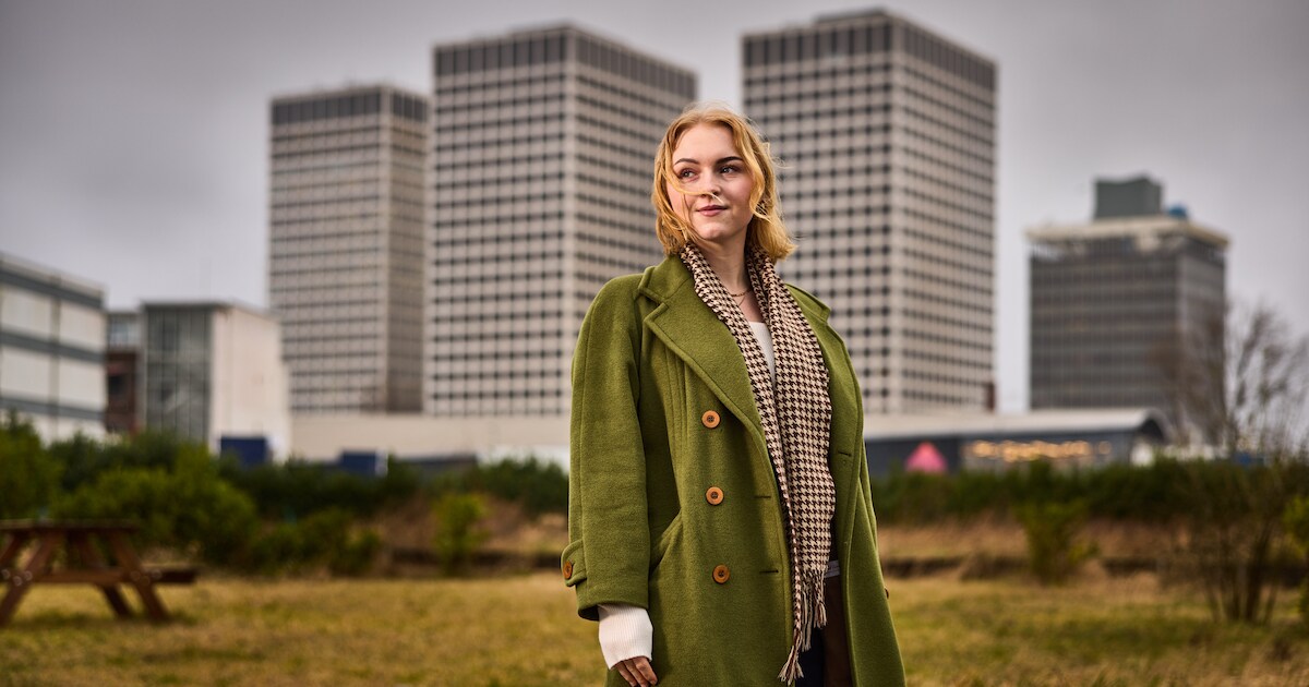 Kyra (21) exposeert foto's van haar lichaamsde­len: ‘In de spiegel zag ...