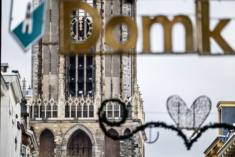 Zeventig kilo zware wijzer van klok Domtoren losgeraakt en naar beneden ...