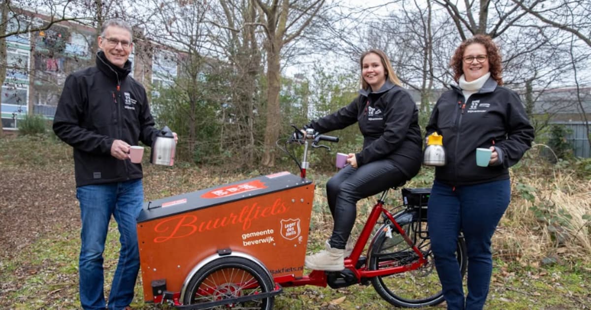 Wijkverbinders Gitta, Laura en Vincent in Beverwijk voor koffietje ...