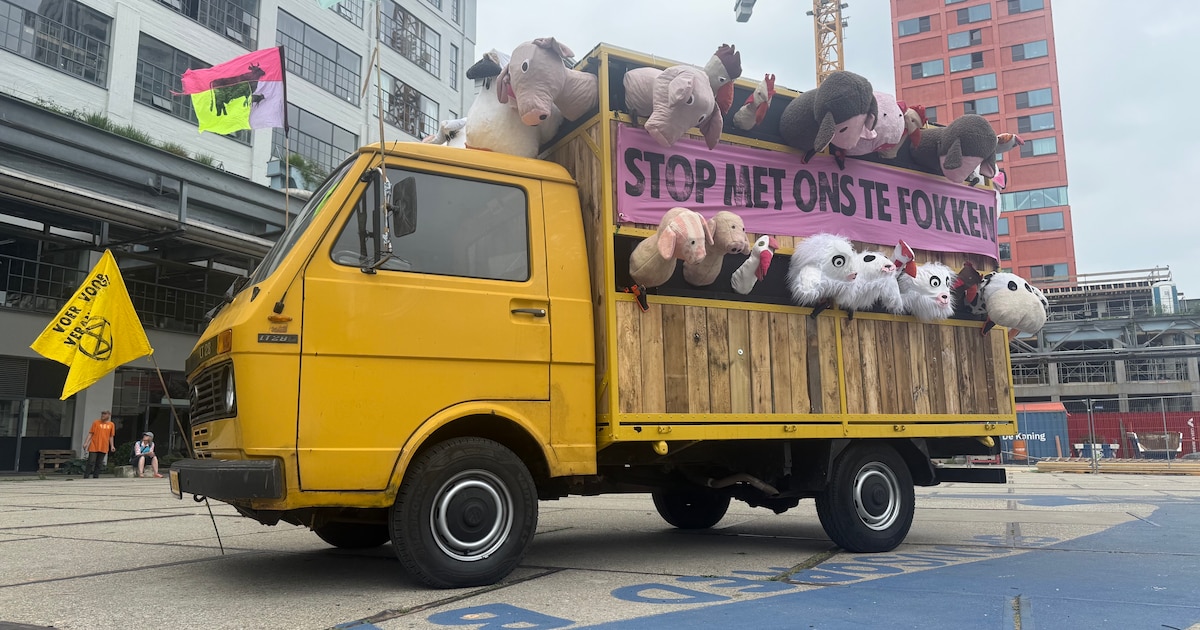 ‘Stop met ons te fokken’, Extinction Rebellion met ‘veewagen’ naar ...