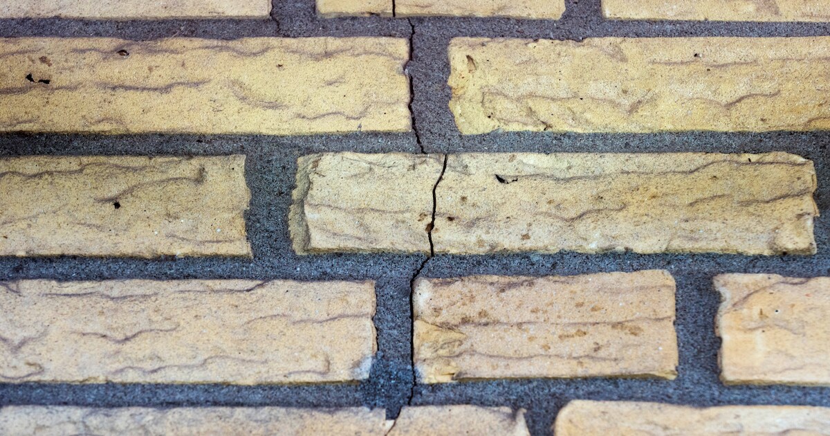 Scheuren in muren door langsdenderende vrachtwagens, maar Woerden wuift ...