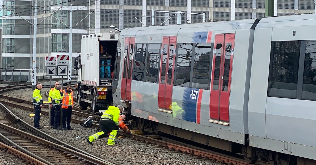 Metro ontspoord bij Laan van NOI, gestrande reizigers opgevangen | Den ...
