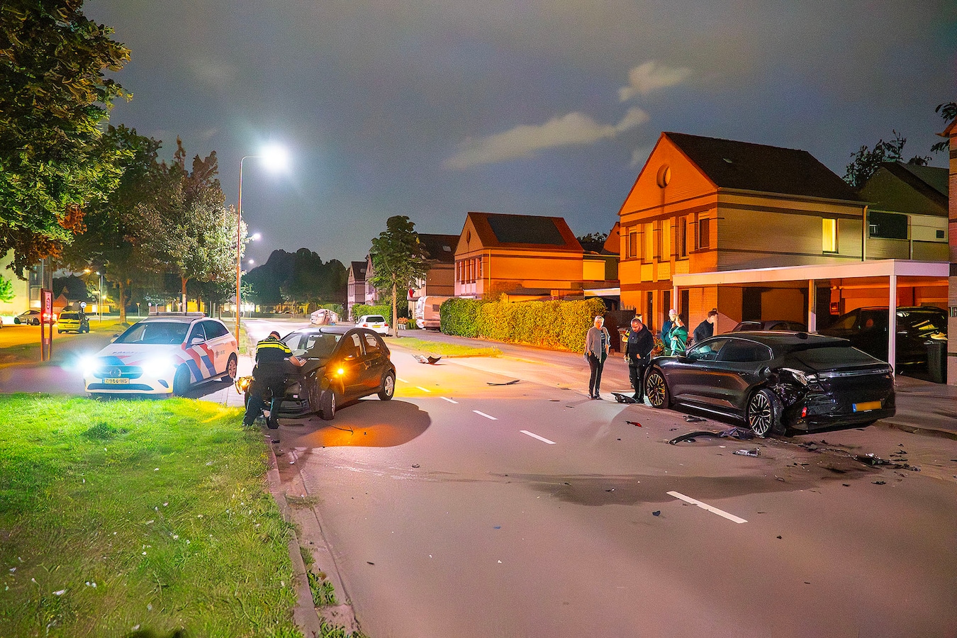 Automobiliste rijdt tegen geparkeerde auto in Oss en verdwijnt na crash ...