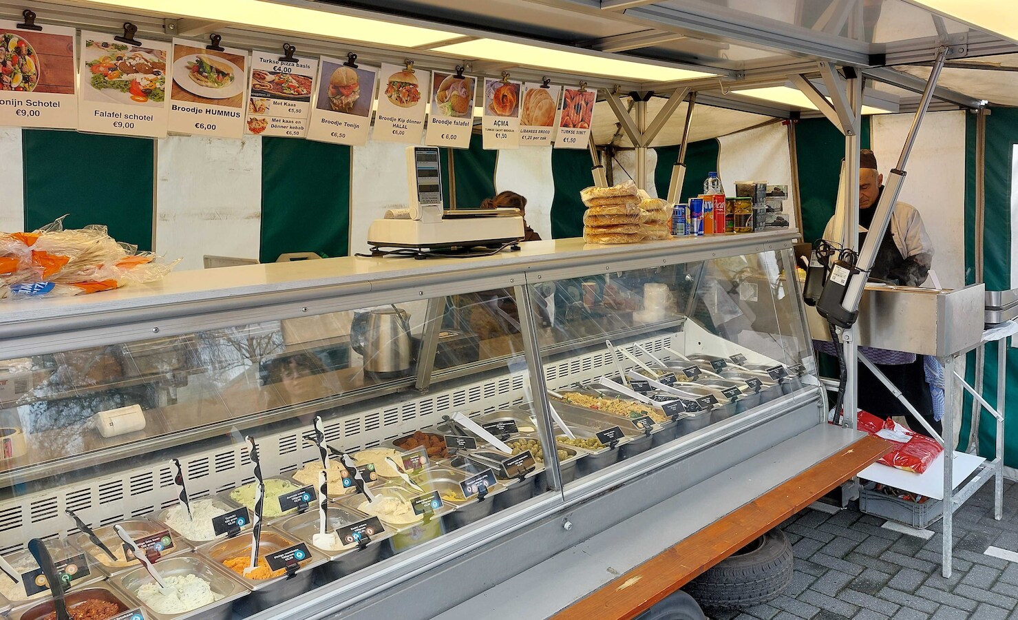 Sasan en Linda staan op de markt met tapas: ‘In de lunchpauze staat er ...
