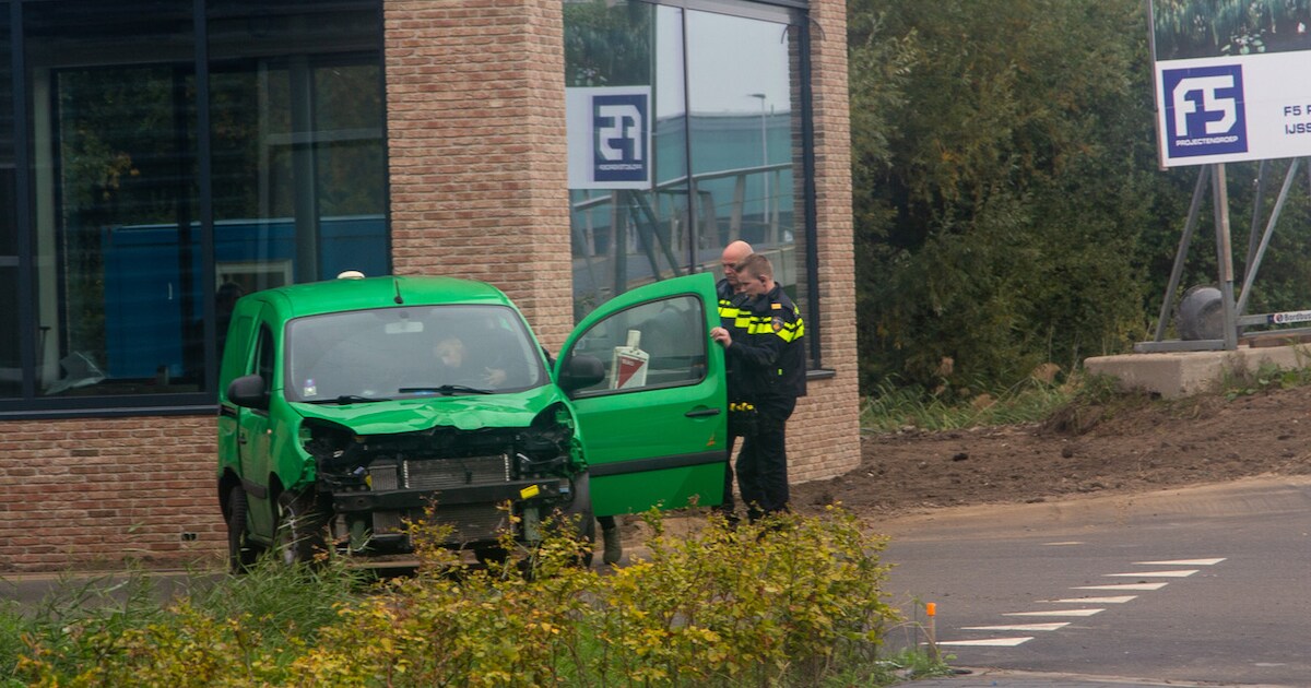 Twee bestelbusjes zwaar beschadigd na botsing in Nieuwegein | Regio | AD.nl