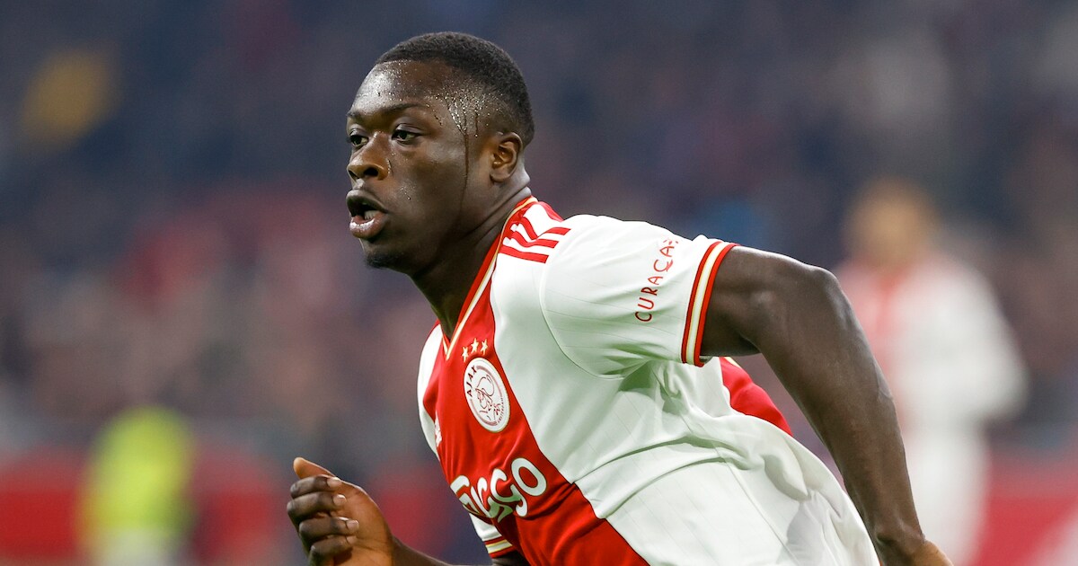 Ajax dankzij hattrick Brian Brobbey ruim langs Telstar, pijnlijk ...