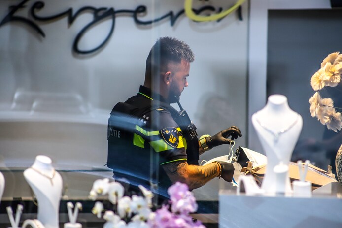Vijftigplussers plegen gewapende overval op juwelier in Kralingen | Rotterdam | AD.nl