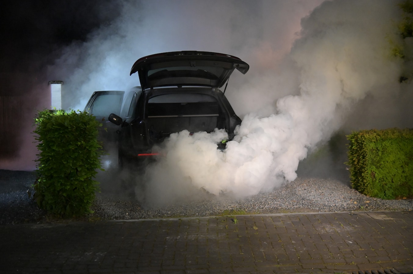 Elektrische auto vliegt in brand in Breda, brandweer blust vuur met ...