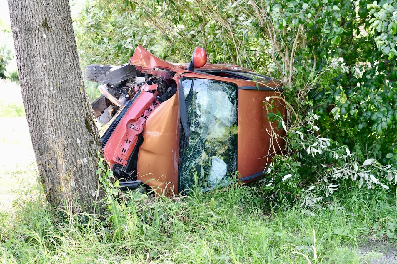 Automobilist knalt met auto tegen boom in Hoogwoud, auto total loss ...