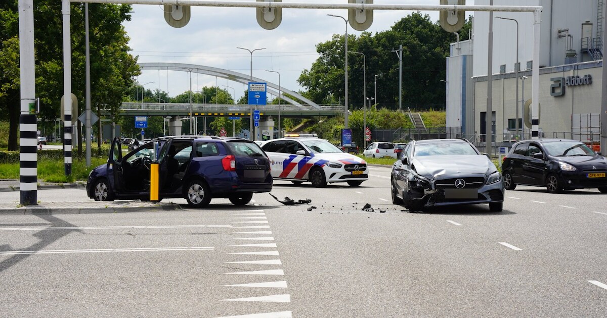 Meerdere personen gecontroleerd na botsing op de Rieteweg in Zwolle ...