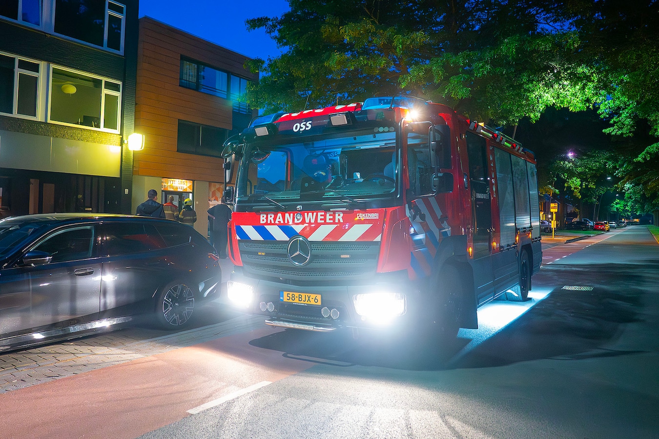 Vlammen bij portiek van flatcomplex geblust door politie in Oss ...