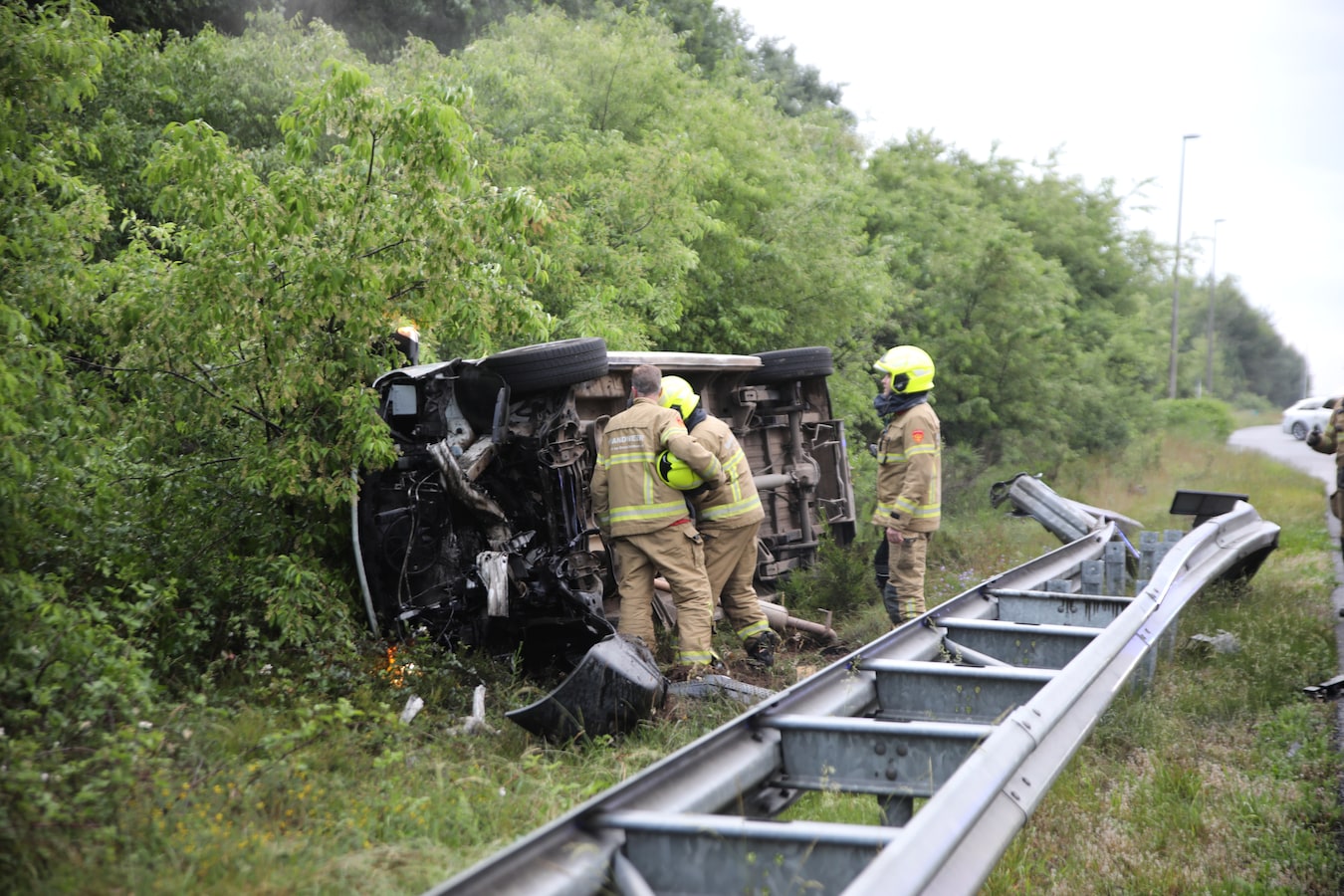 Bestelbus belandt in berm na botsing met vangrail op A50 tussen ...