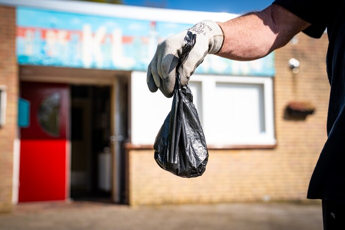 Als Martien een bal van het dak gaat halen, vindt hij tientallen zakjes ...