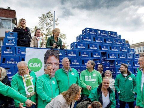 Zevenhonderd bierkratjes vormen een symbolisch huis in Schijndel ...