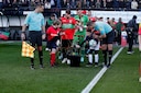 Ernstig zieke Mirac (8) mag met zijn voetbalhelden van NEC het veld ...