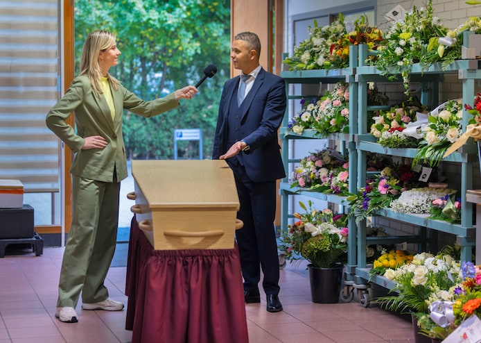 Van werk in supermarkt naar baan in het crematorium, Revelino maakte ...