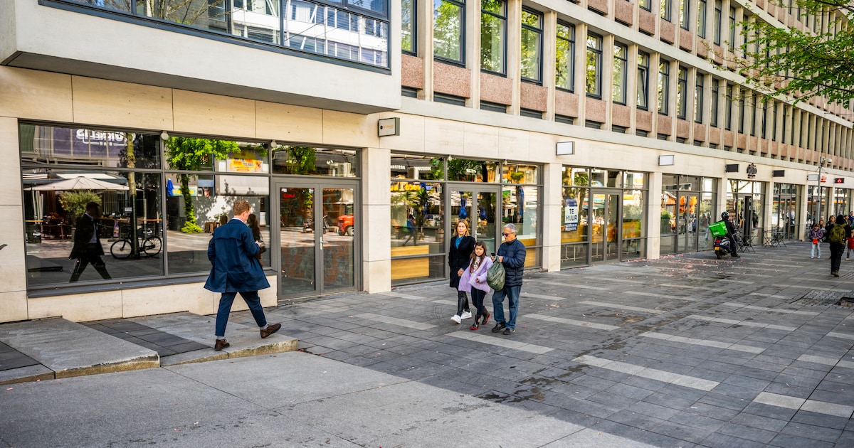 Miljoenen euro's werden er gepompt in fastfoodplein in Rotterdam: zes ...