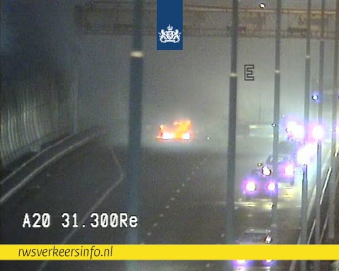Auto vliegt in brand op A20 bij Rotterdam, bestuurder ongedeerd | 112 ...