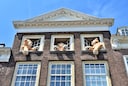 Bij de B&B van Silvia en haar man hangen vijf levensgrote beren uit het ...