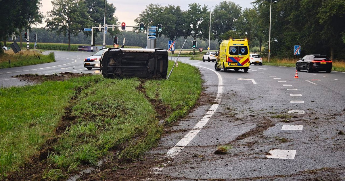 Auto belandt op zijkant na ongeluk op A18 bij Varsseveld | Oude ...