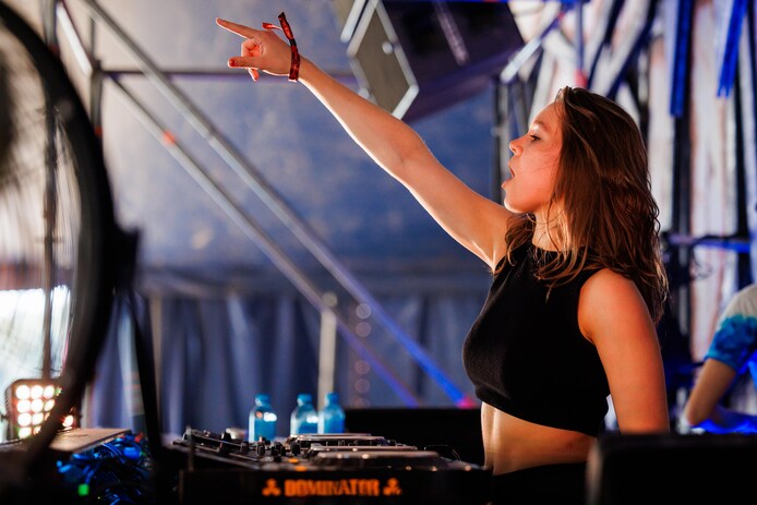 Vrouwelijke dj's bestormen Dominator: 'Het draait om skills, niet om ...