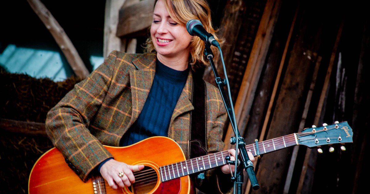Stephanie Struijk zingt nieuwe liedjes in Lathumse kerk | Zevenaar | AD.nl