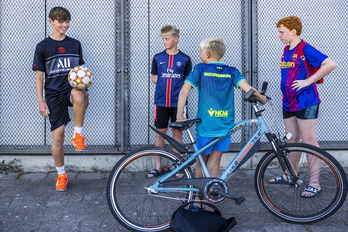 Joris (18) ging van school om voetbalvideo's te maken, nu voor 1,2 ...