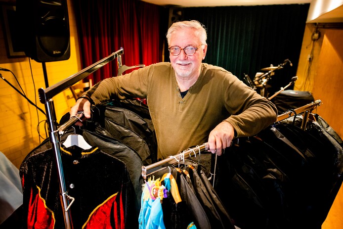 In het huis van Ab Reedijk is de koorts van pakjesavond al enige tijd ...