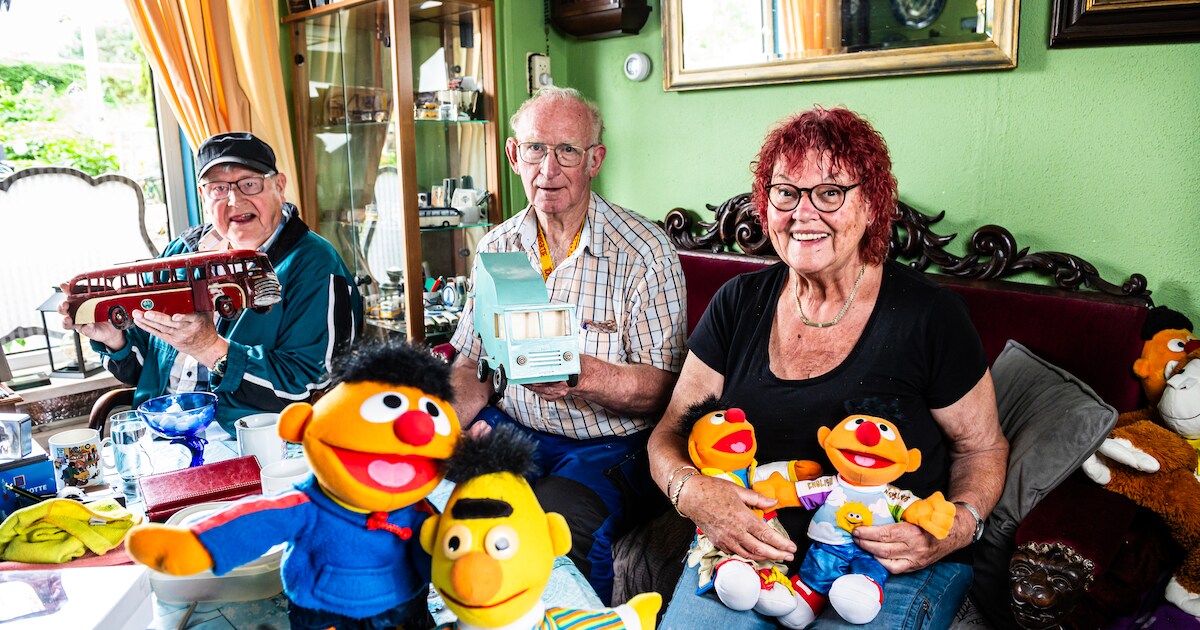 Het huis van Cees en Corry staat vol met bussen en Bert en Ernie: ‘Deze ...