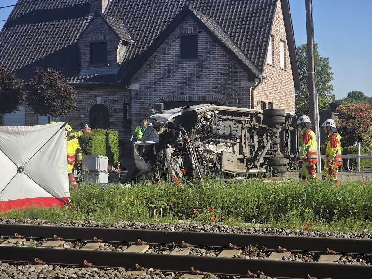 Vier doden door aanrijding tussen schoolbusje en trein in België, onder ...